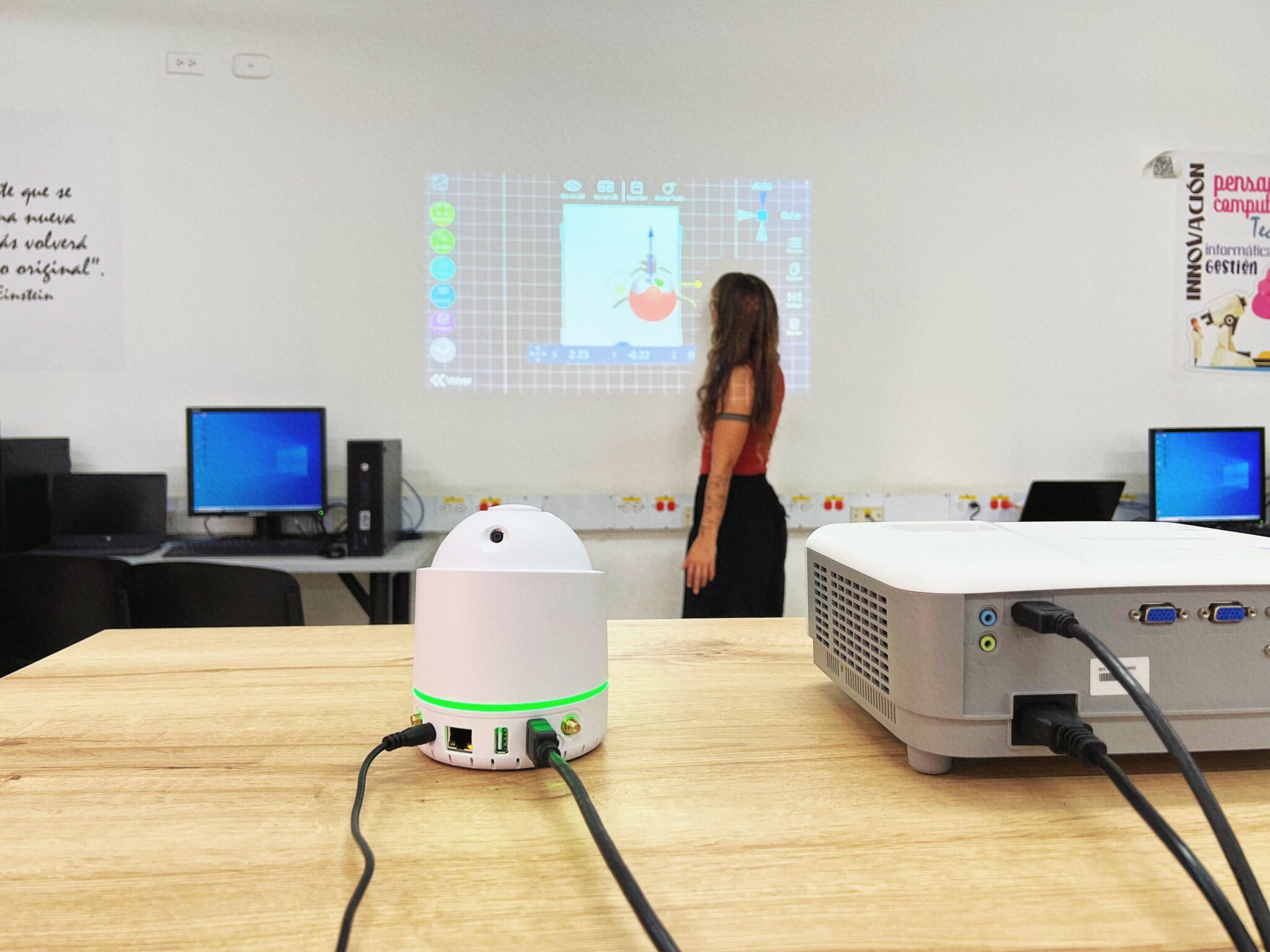 Cómo convertir tu proyector en una pizarra interactiva, fácil y económica